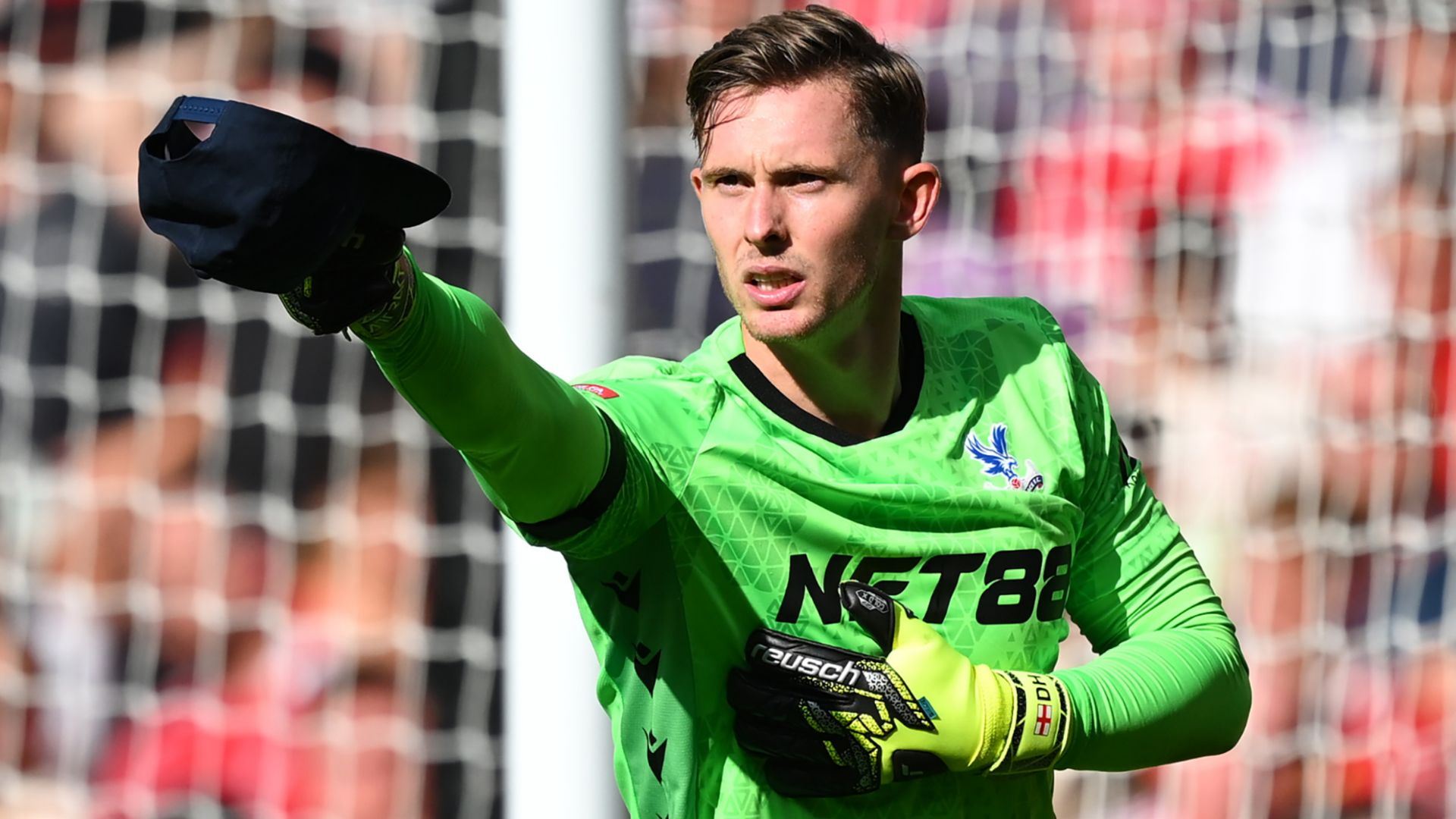 Legend! Dean Henderson drops into pub and pays £1,000 for Crystal Palace fans' drinks after ...
